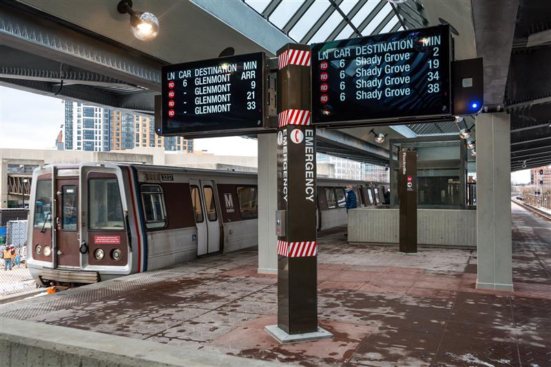 Red Line Metro Trains Single-Tracking Between Forest Glen and Silver ...