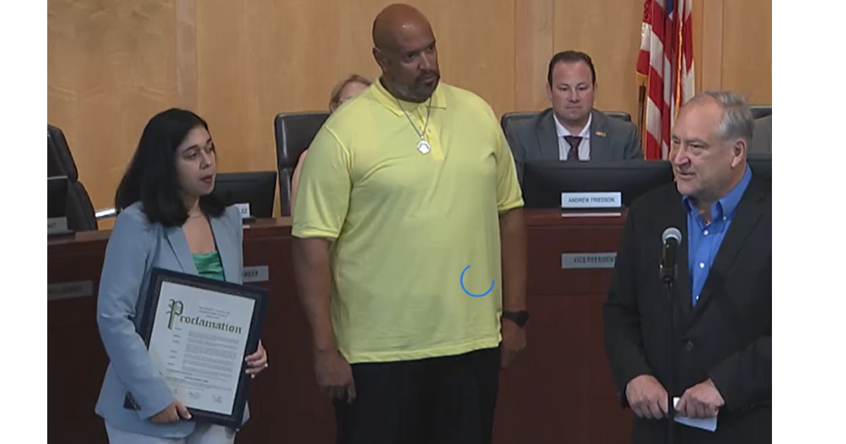 Capitol Police Officer Dunn Honored for His Efforts on Jan. 6, 2021 ...