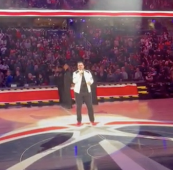 Jonathan Acosta es el Primer Venezolano en Cantar el Himno de EE.UU. en ...